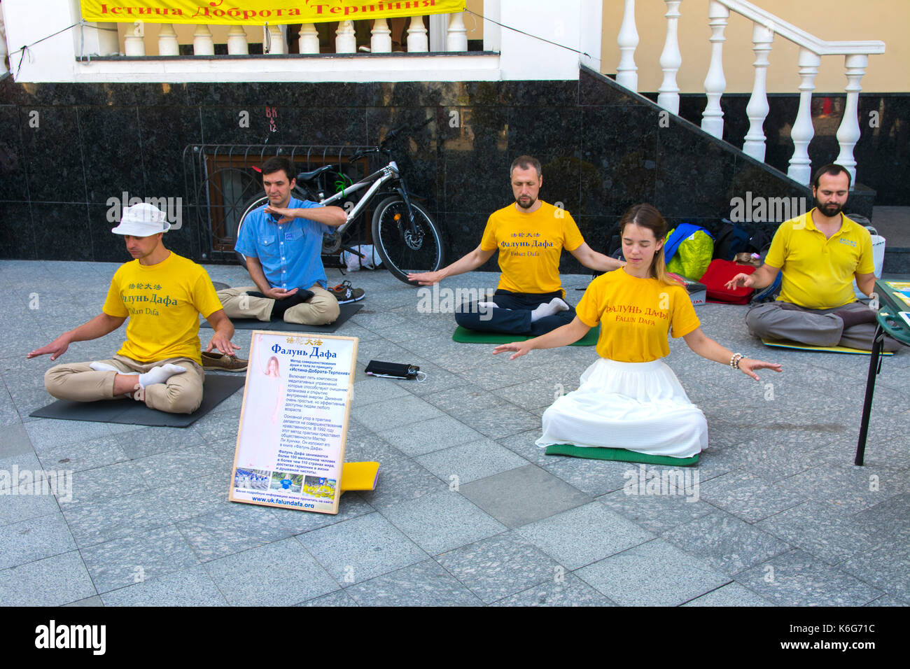 Falun dafa chinese exercise hi-res stock photography and images - Alamy
