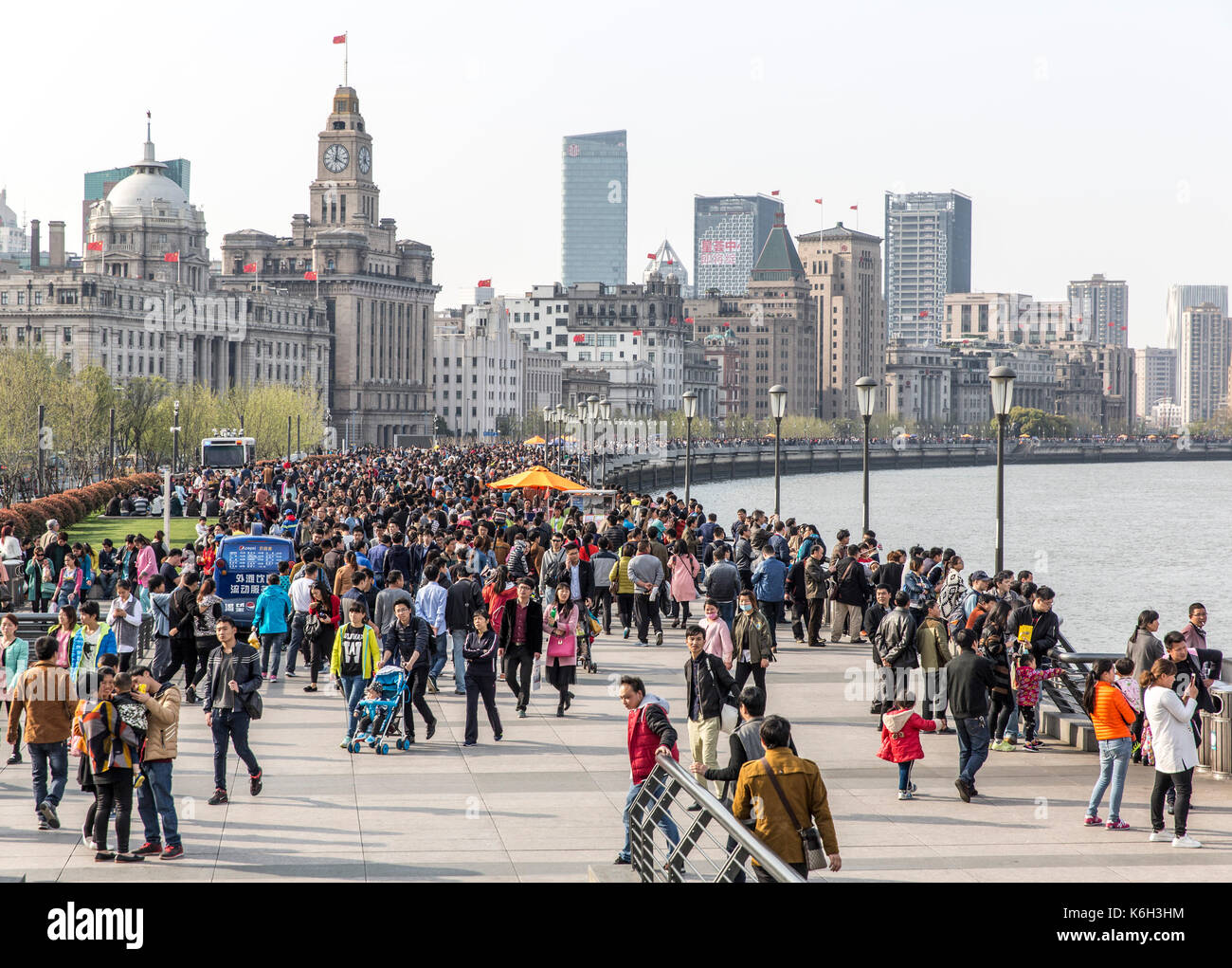 Shanghai bund crowd hi-res stock photography and images - Alamy