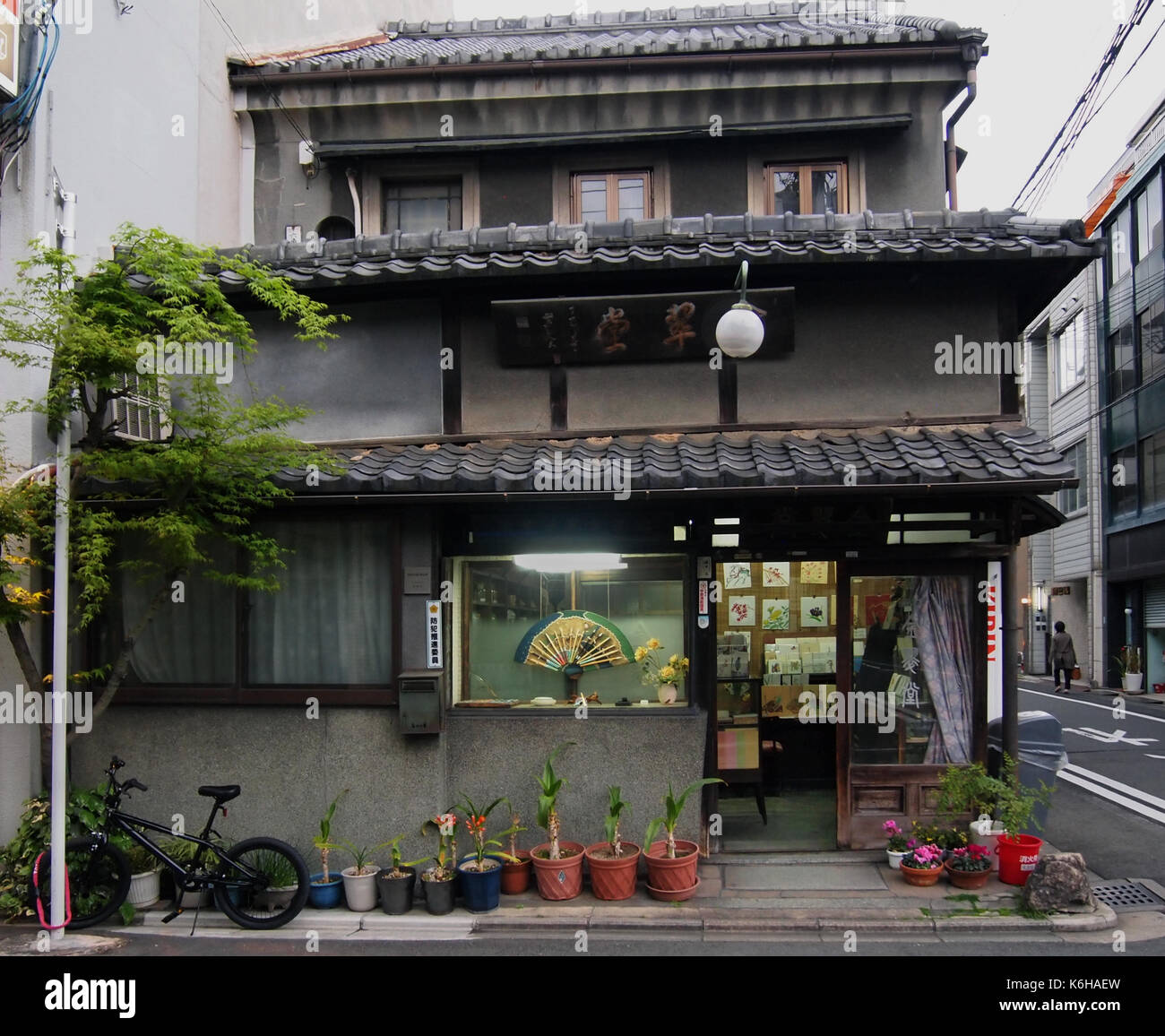 (Kyomachiya) Typical traditional shop of the city of Kyoto Stock Photo ...