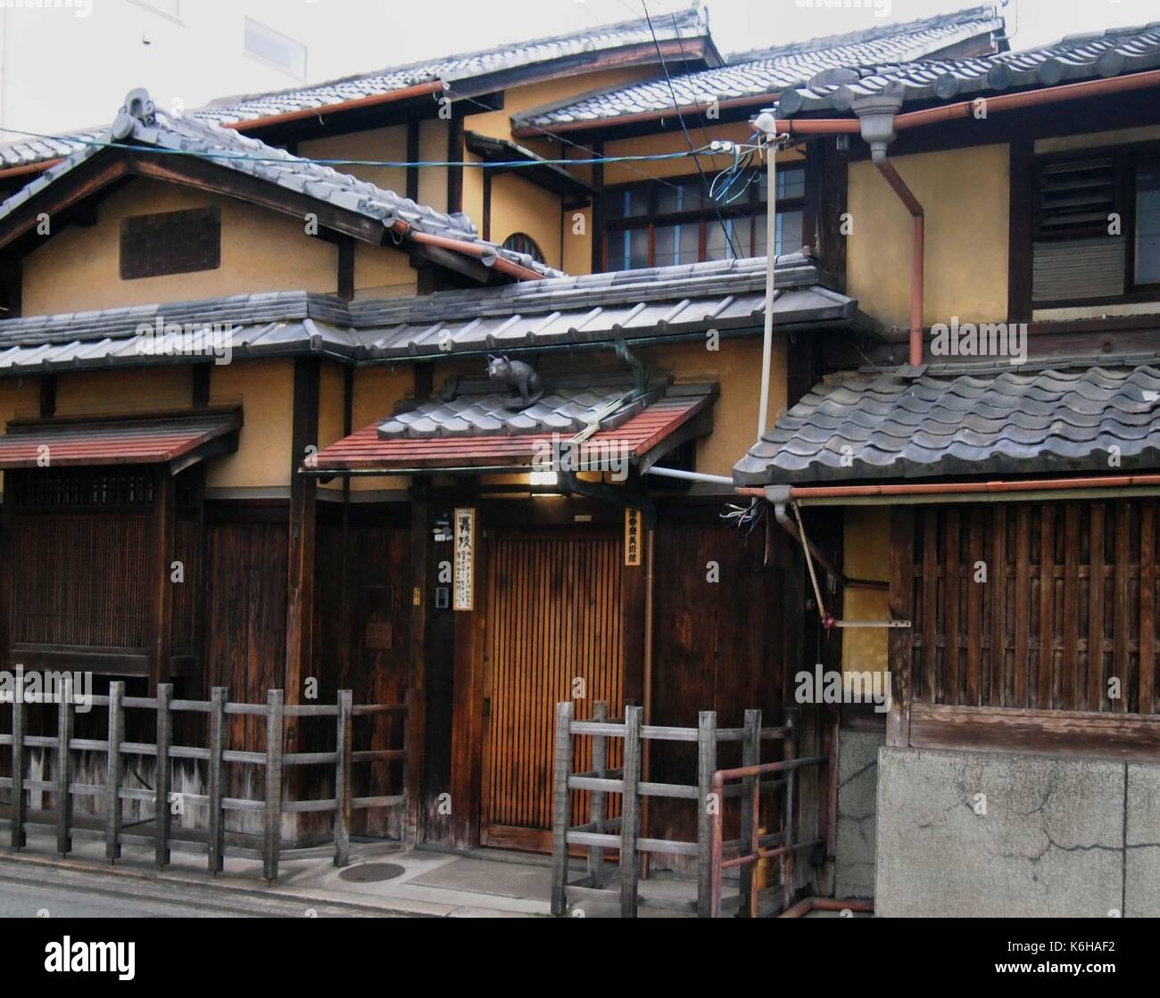(Kyomachiya) Typical traditional shop of the city of Kyoto Stock Photo ...