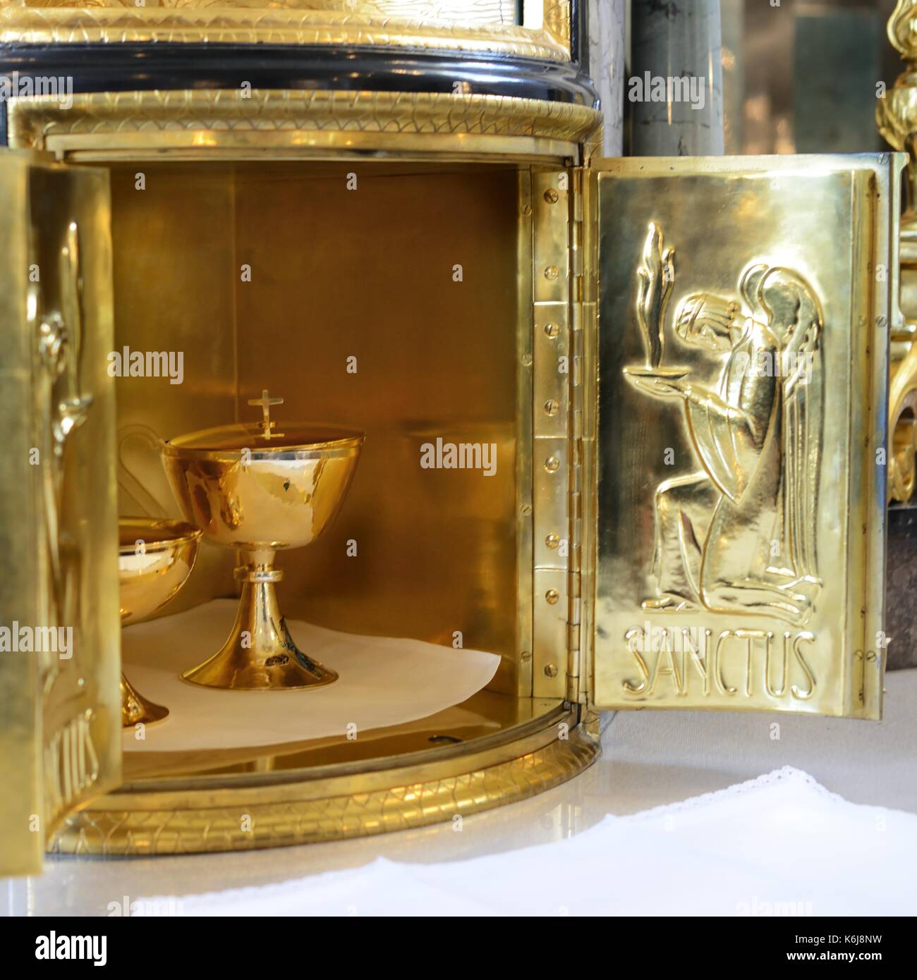 Chalice and host hi-res stock photography and images - Alamy