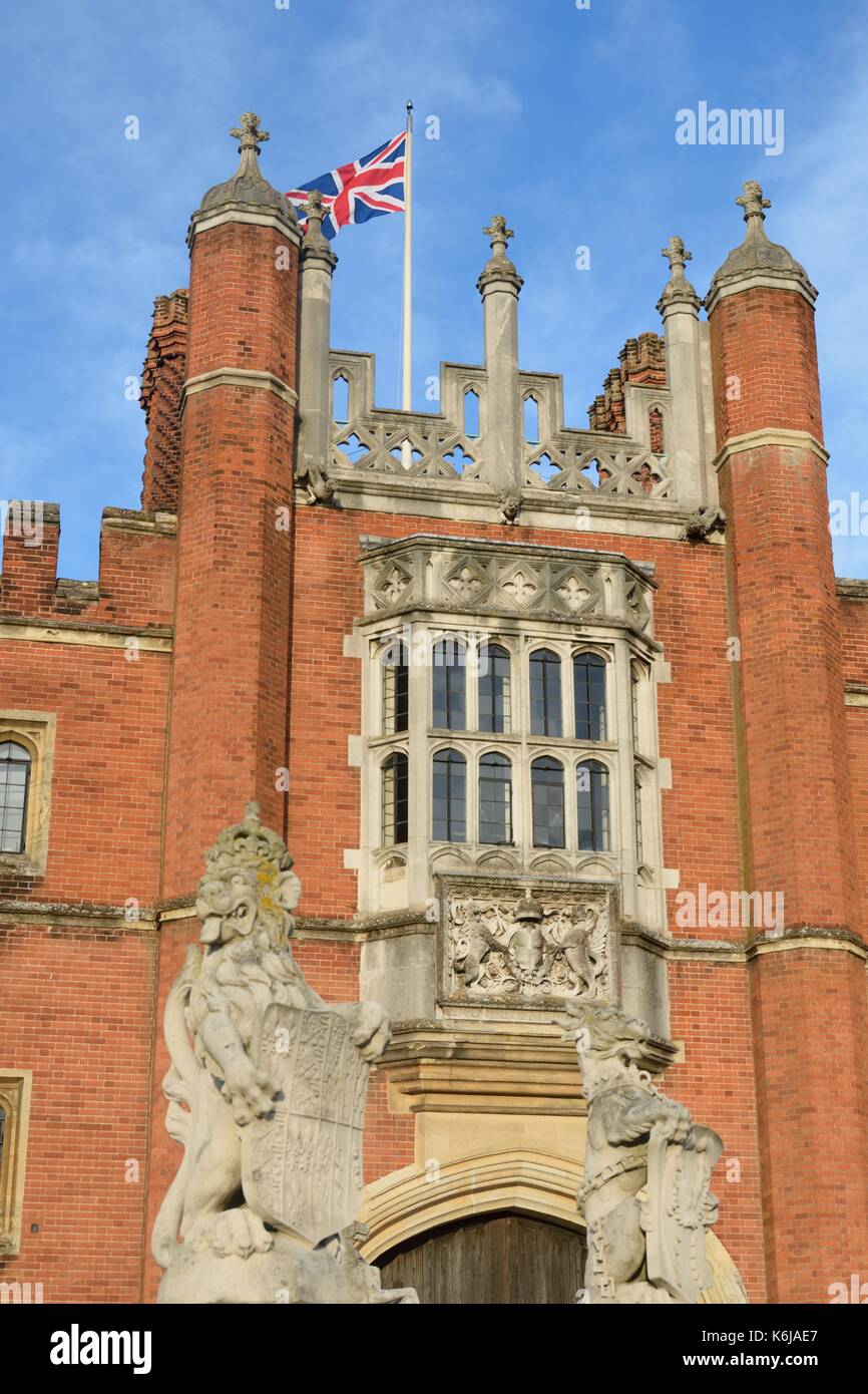 Hampton court palace tudor building hi-res stock photography and images ...