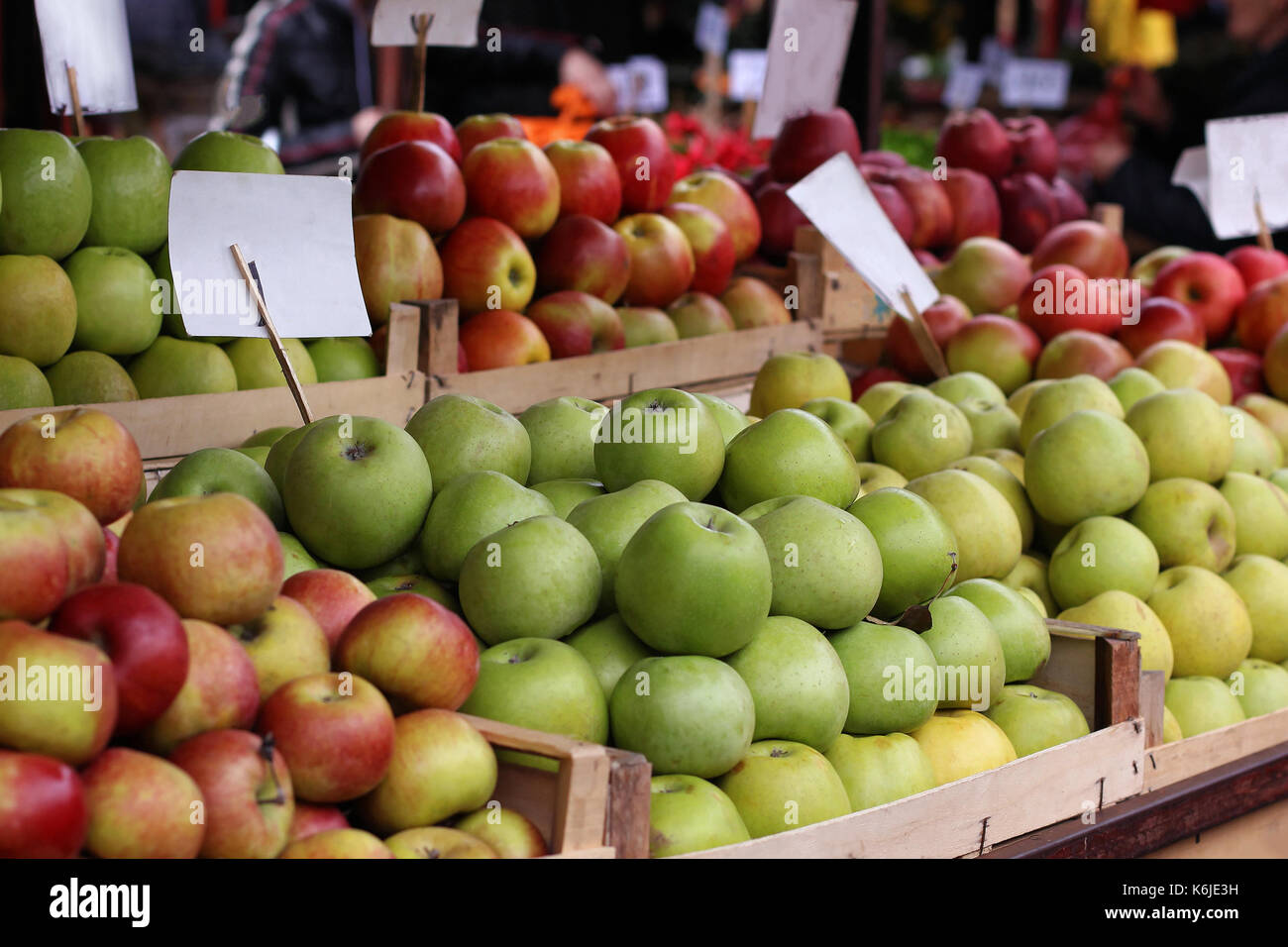 Variety of fresh apples piles on market stall Stock Photo - Alamy