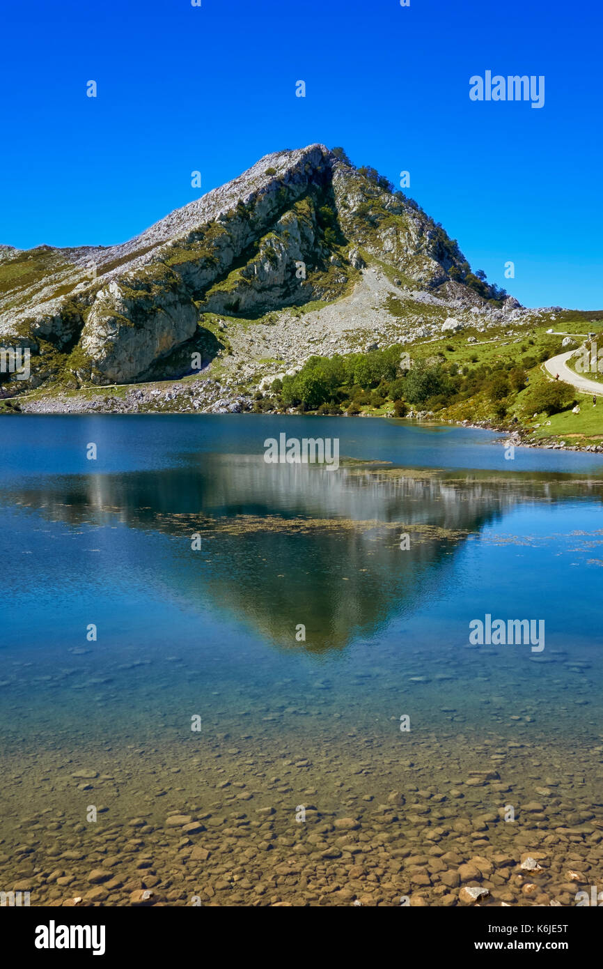 Lago de enol hi-res stock photography and images - Alamy