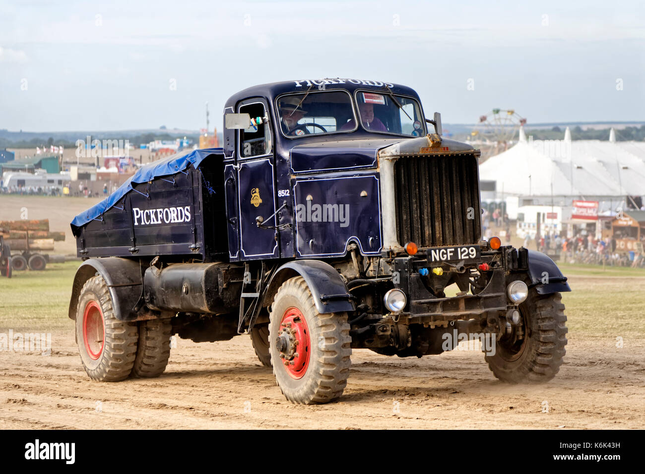 Pickfords lorry hi-res stock photography and images - Alamy