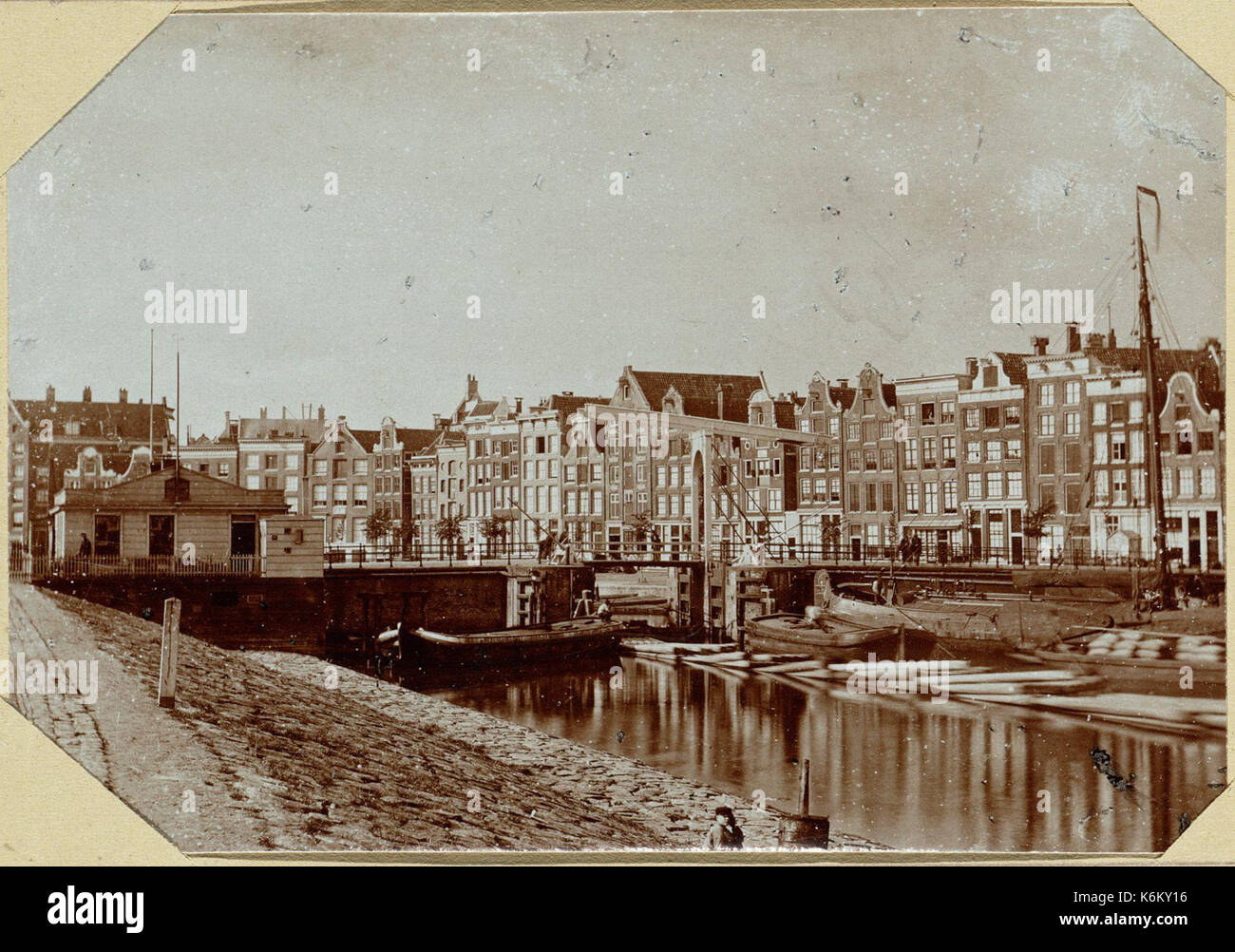 De Oosterdoksdijk ziende op de Kraansluis, de wipbrug in een vaste brug ...