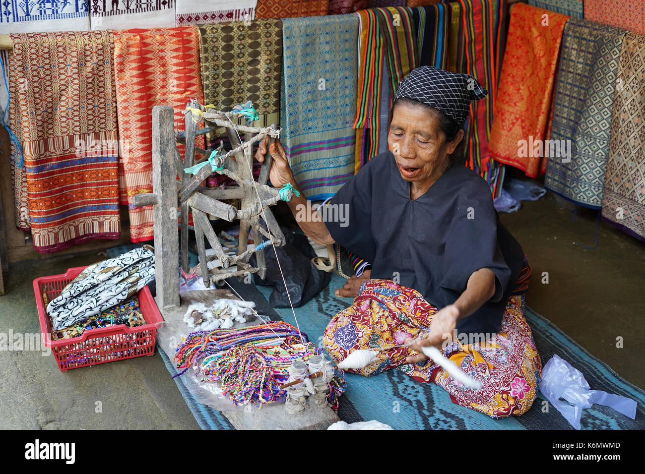 Kerajinan Tenun Kain Lombok, Nura Tenggara Barat, Indonesia Stock Photo ...