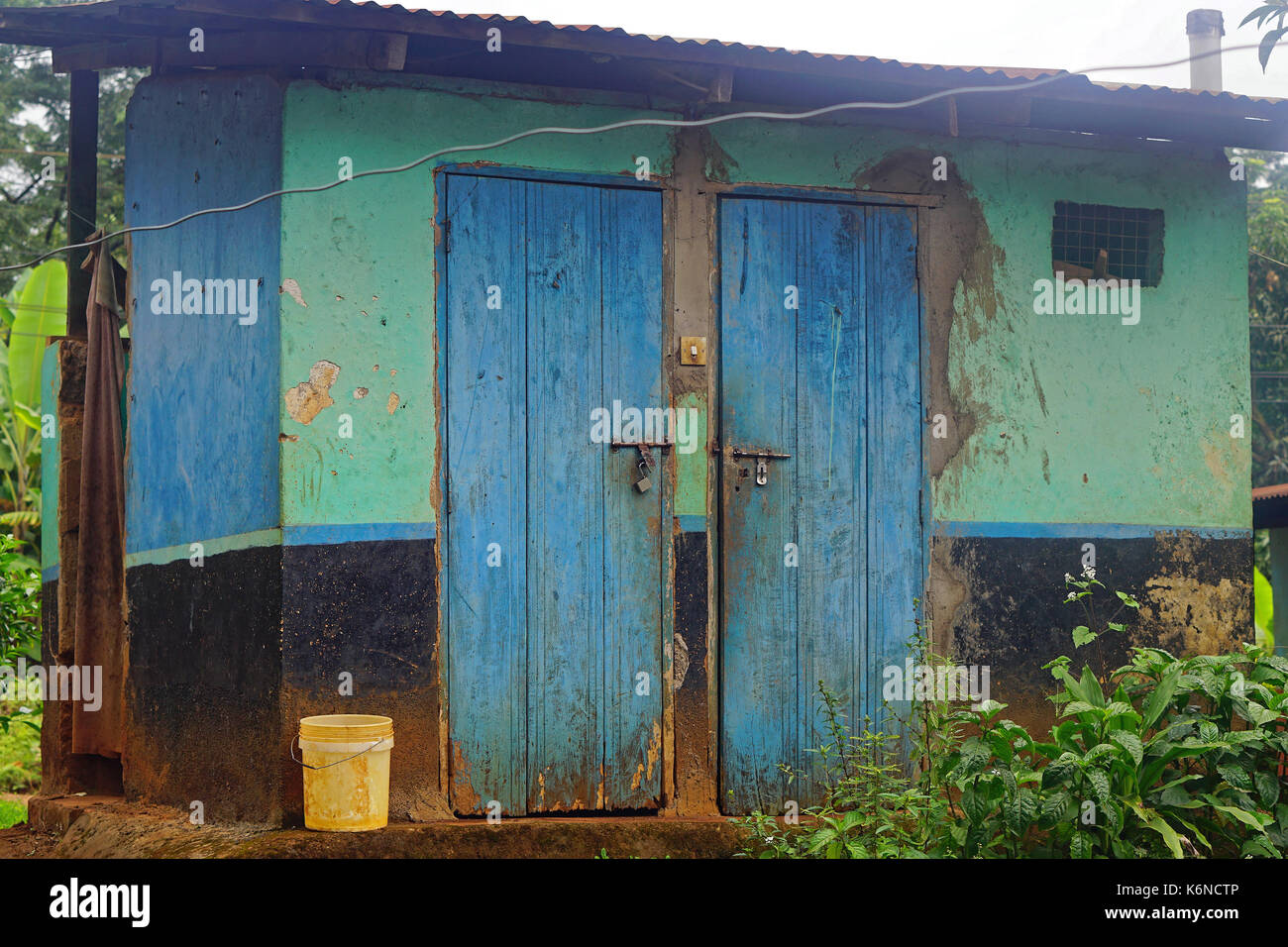 Small house hut in jungle of east Africa Stock Photo - Alamy