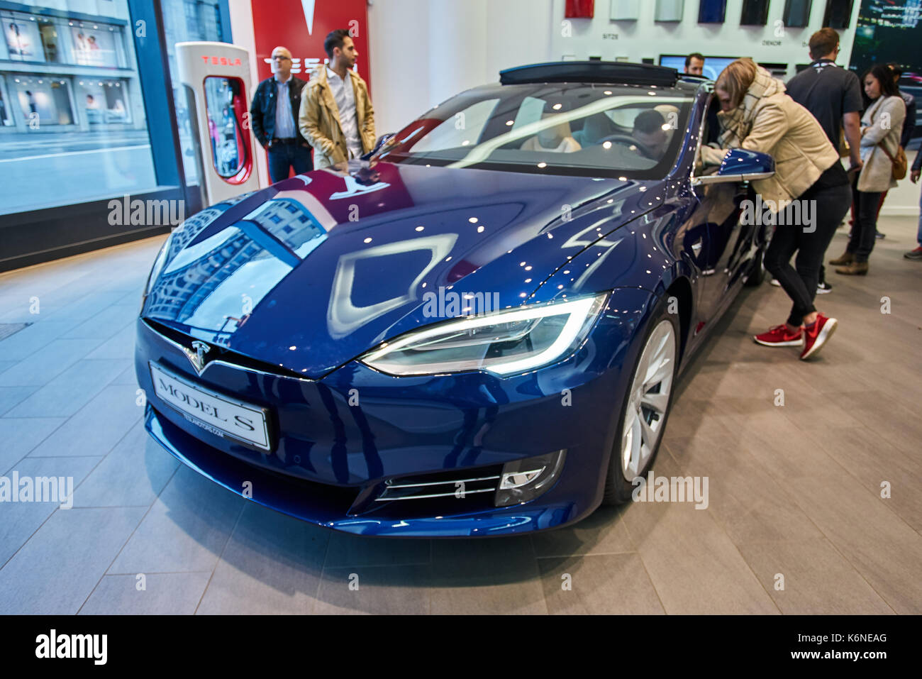 Tesla motors store hi-res stock photography and images - Alamy
