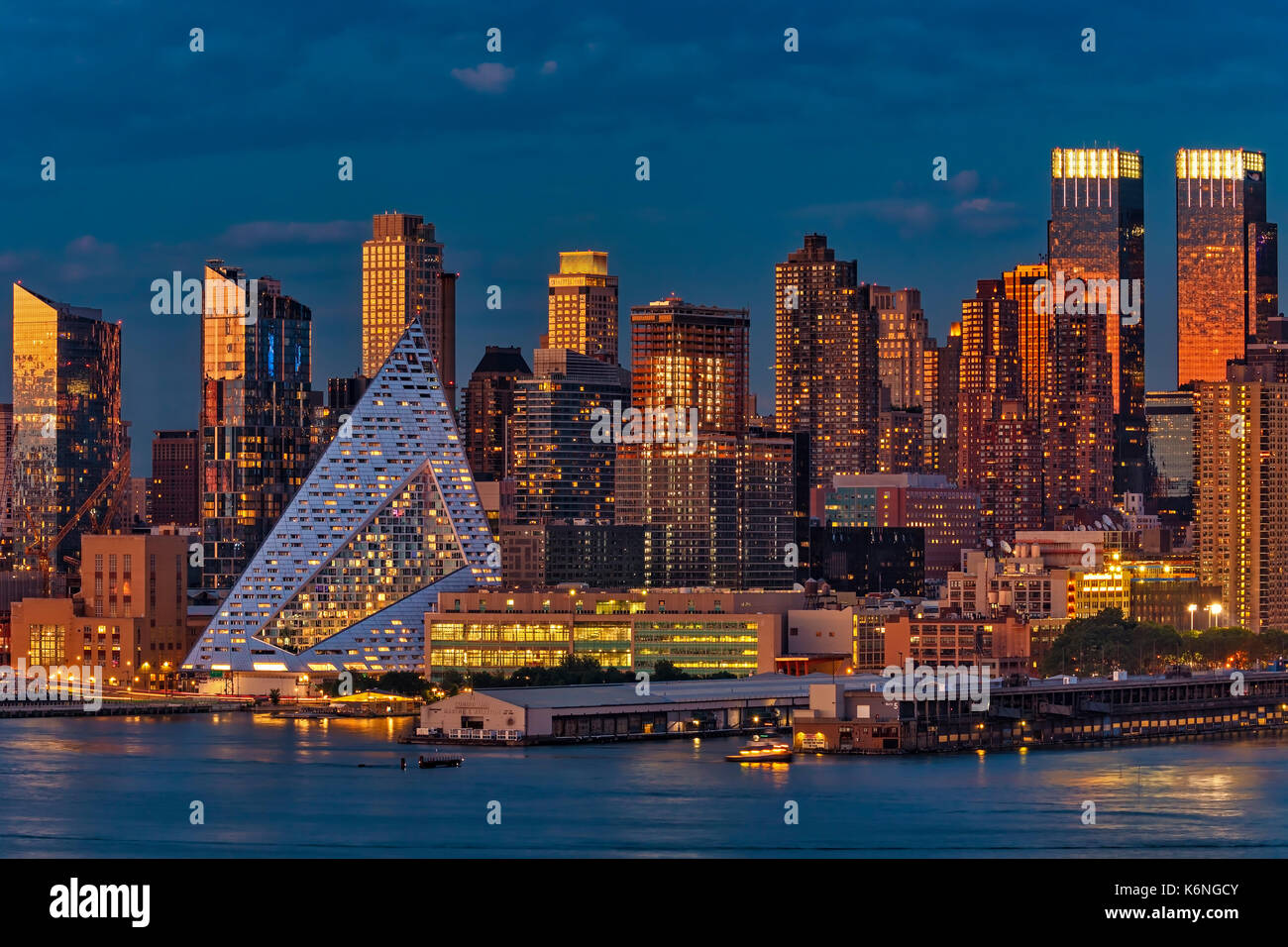 NYC Golden Empire - The midtown Manhattan New York City skyline is ...