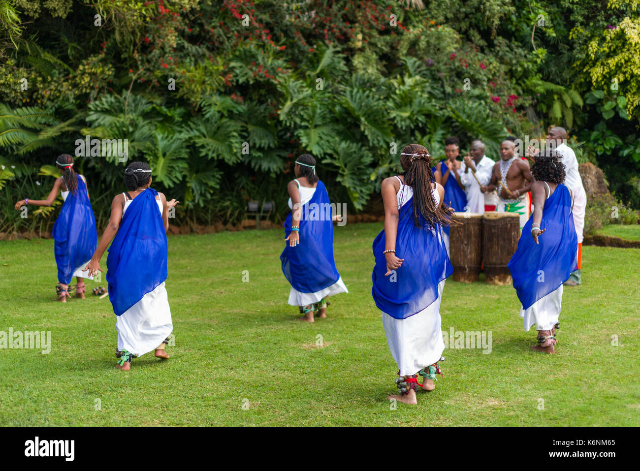 African traditional dance troupe hi-res stock photography and images ...