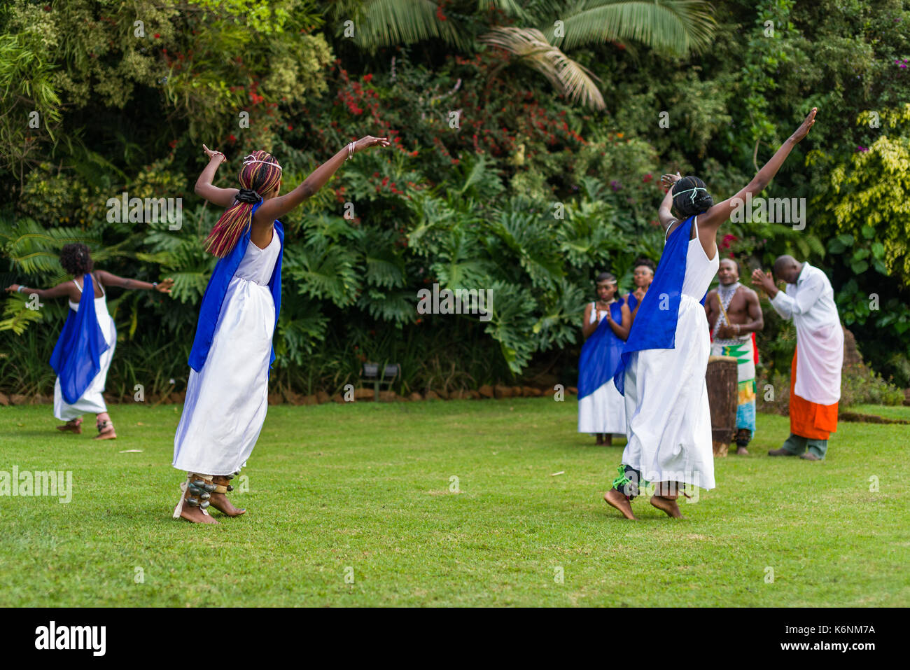 African traditional dance troupe hi-res stock photography and images ...