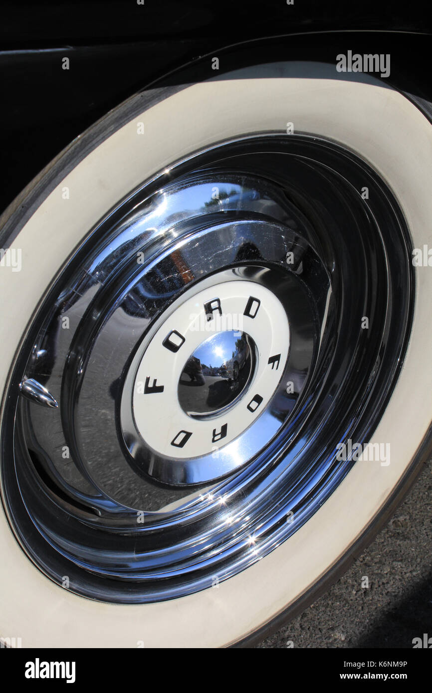 Car hubcap icon black hi-res stock photography and images - Alamy