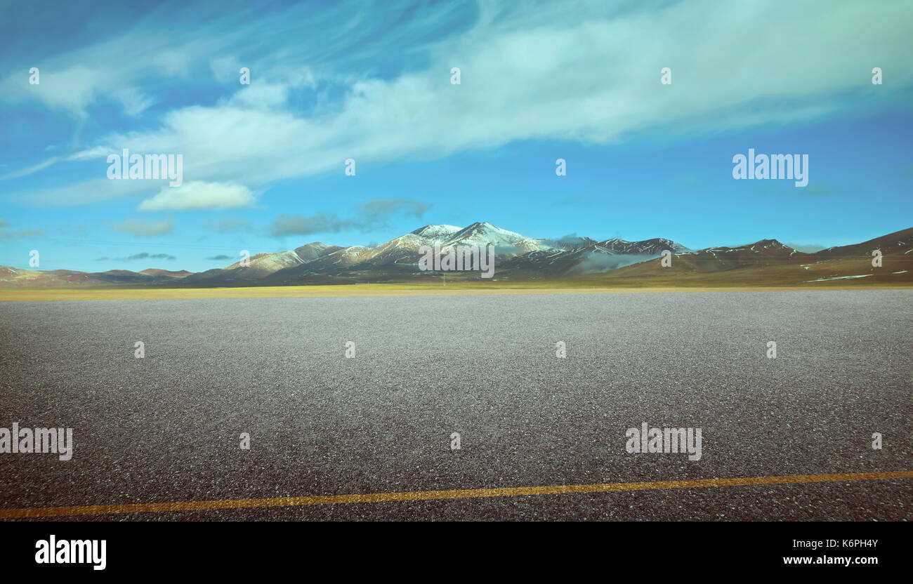 Empty road background hi-res stock photography and images - Alamy