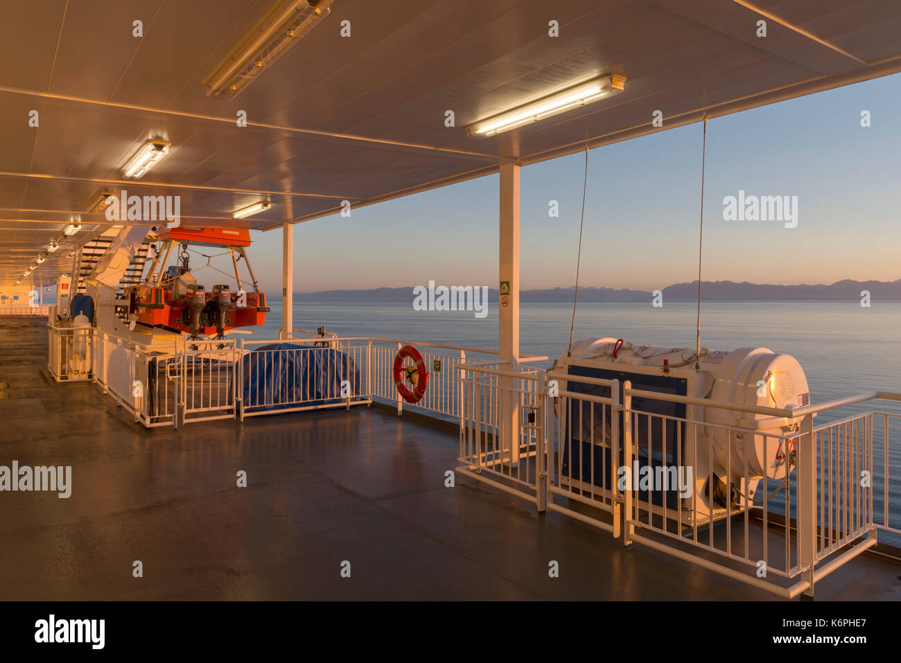 Ship life rafts hi-res stock photography and images - Alamy