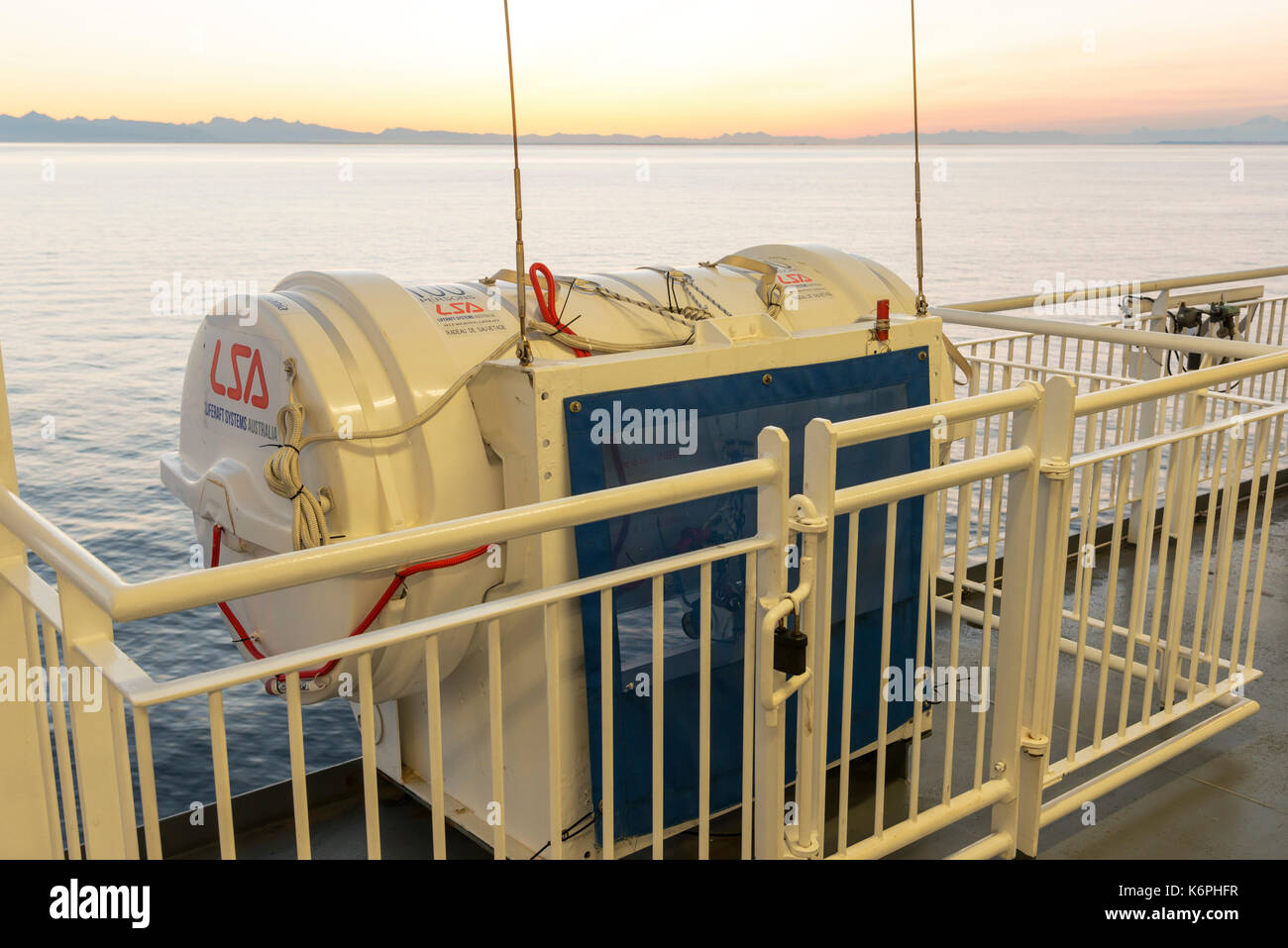 Life raft ocean hi-res stock photography and images - Alamy
