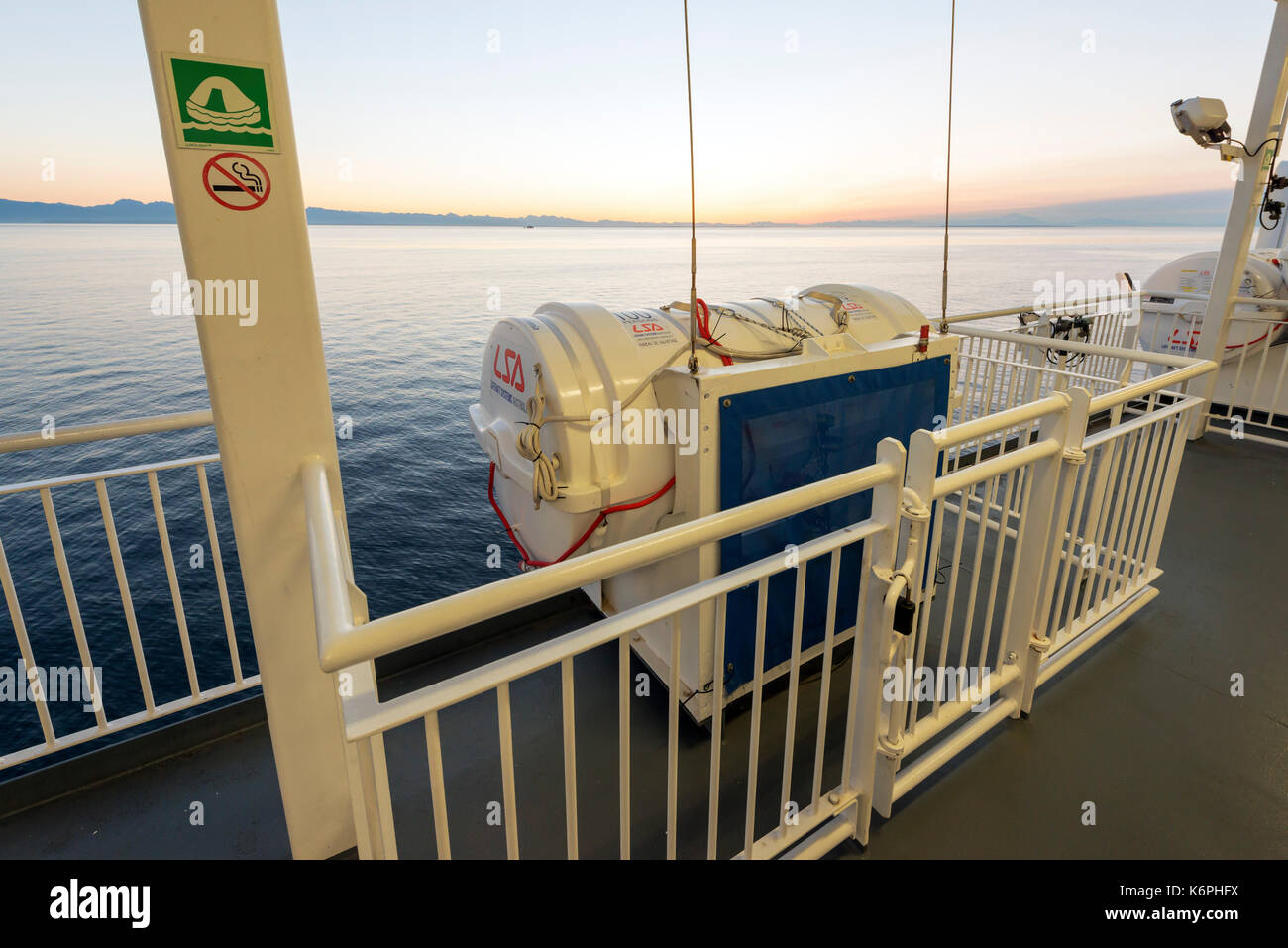 Life rafts hi-res stock photography and images - Alamy