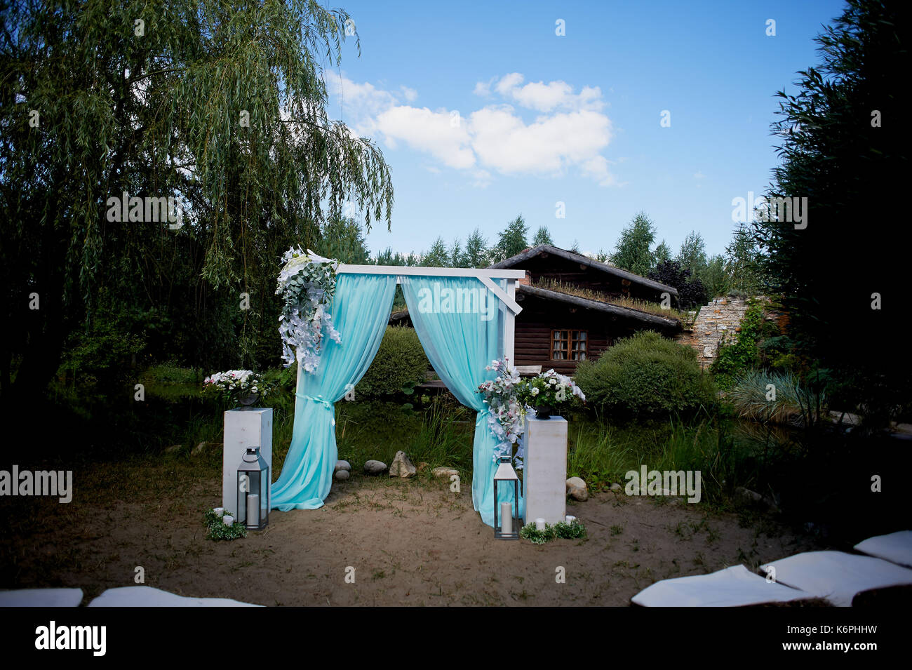 Swan lake gazebo hi-res stock photography and images - Alamy