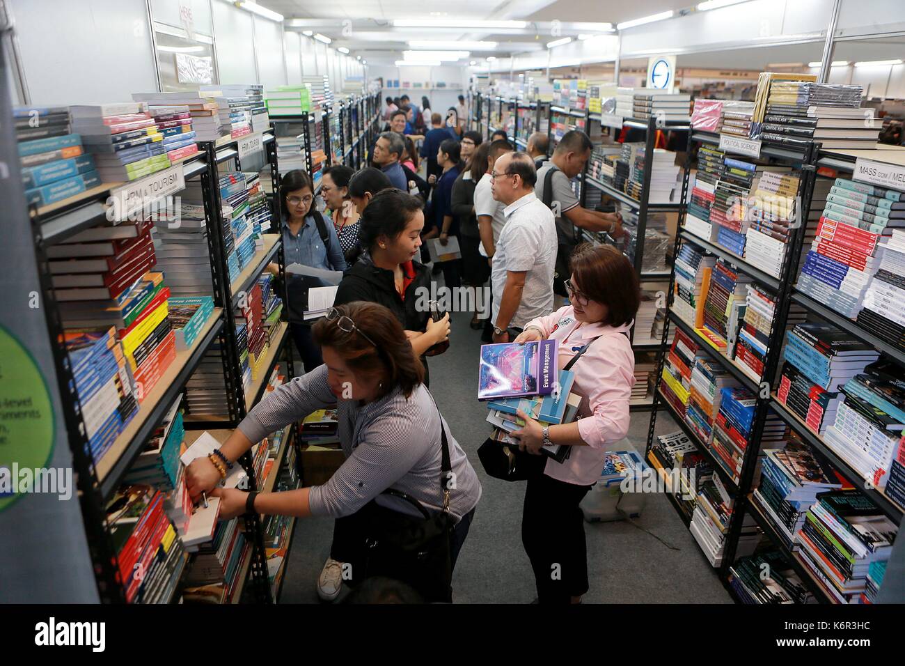 Pasay City, Philippines. 13th Sep, 2017. Visitors choose books at the ...
