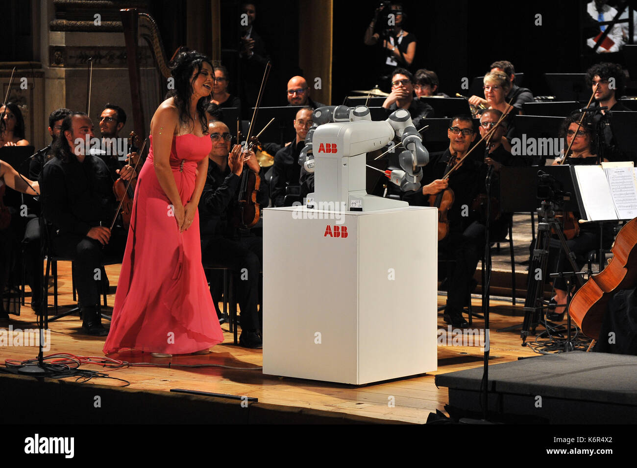 Bocelli sings with the orchestra conductor Robot 12/09/2017-Pisa-Italy ...