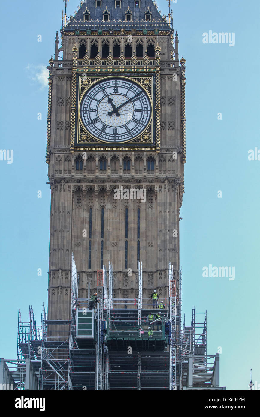 London, UK. 13th Sep, 2017. Workers erect scaffolding at the Elizabeth ...