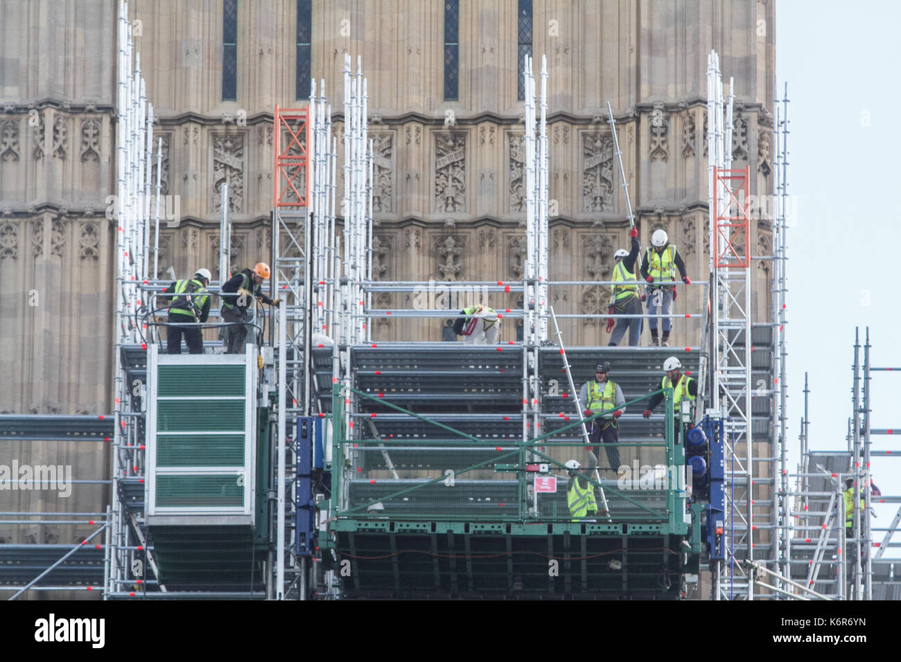 London, UK. 13th Sep, 2017. Workers erect scaffolding at the Elizabeth ...