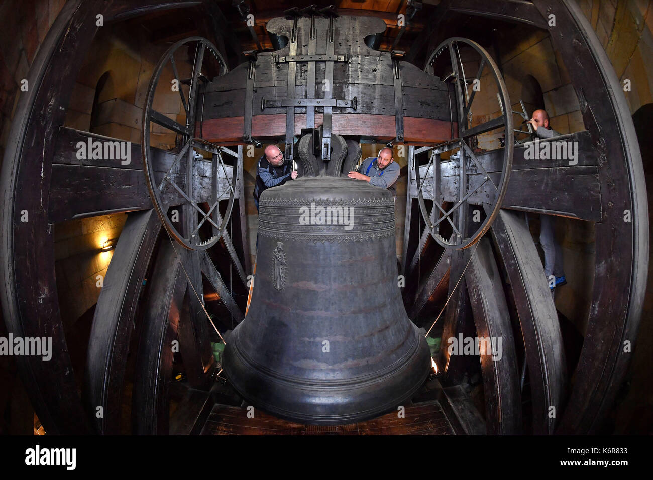 L r mechanic hi-res stock photography and images - Alamy