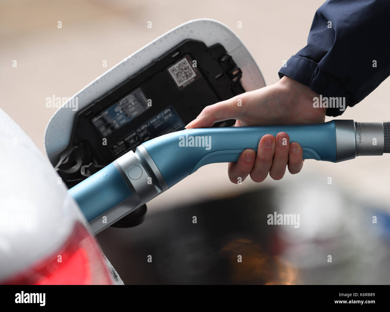 The fuelling with hydrogen is demonstrated on a Mercedes-Benz GLC F ...