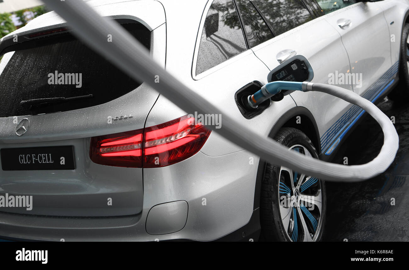 The fuelling with hydrogen is demonstrated on a Mercedes-Benz GLC F ...