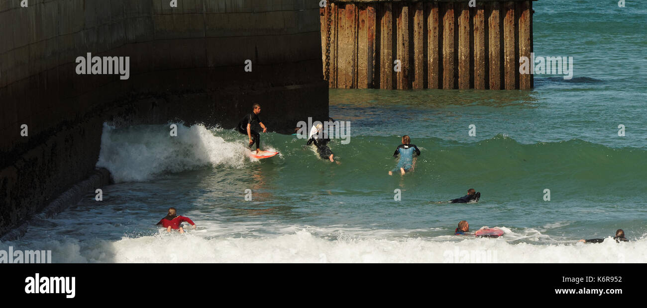 Kids surfing uk hi-res stock photography and images - Alamy