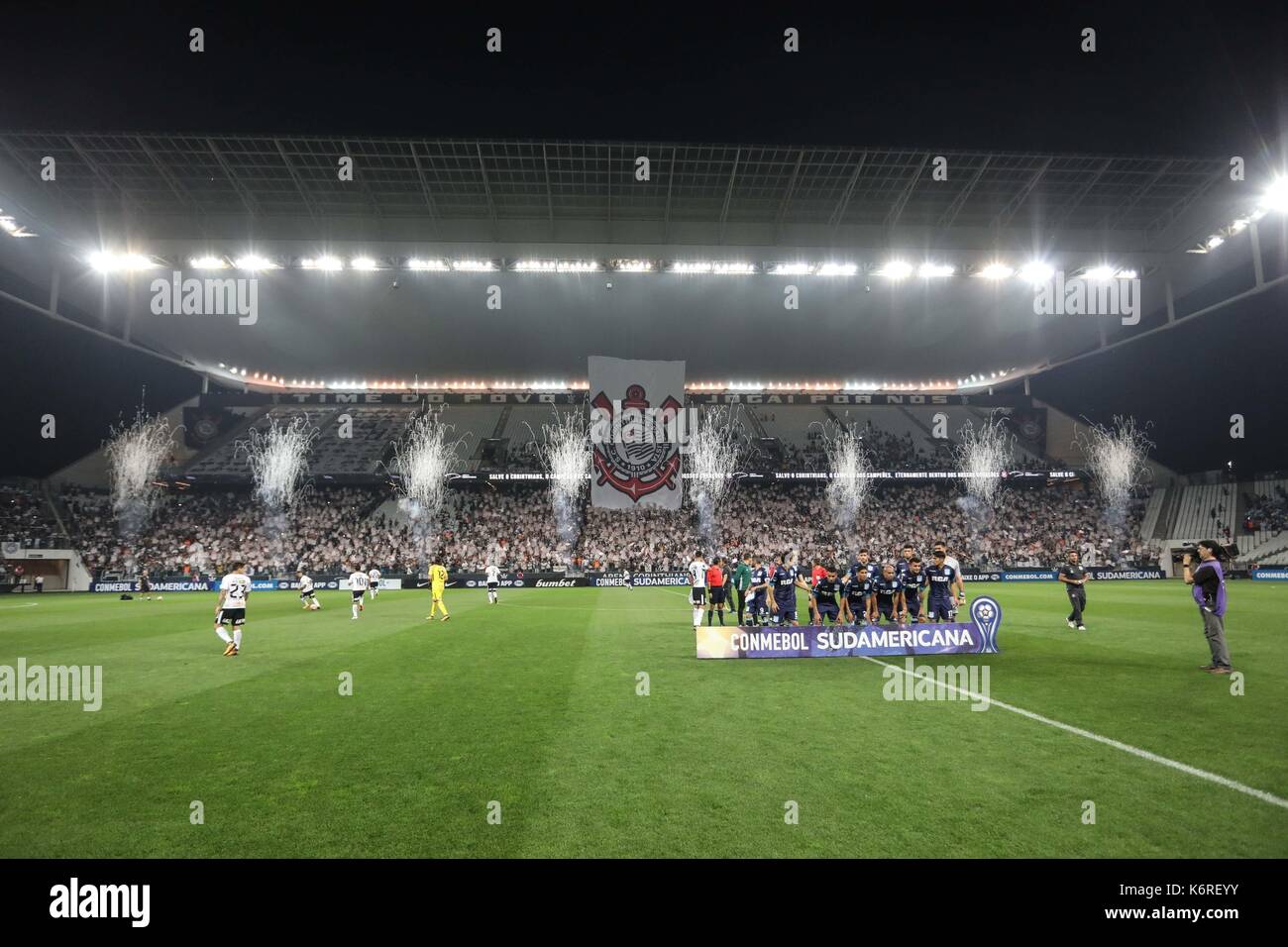 SÃO PAULO, SP - 13.09.2017: CORINTHIANS X RACING - Corinthians cheering ...
