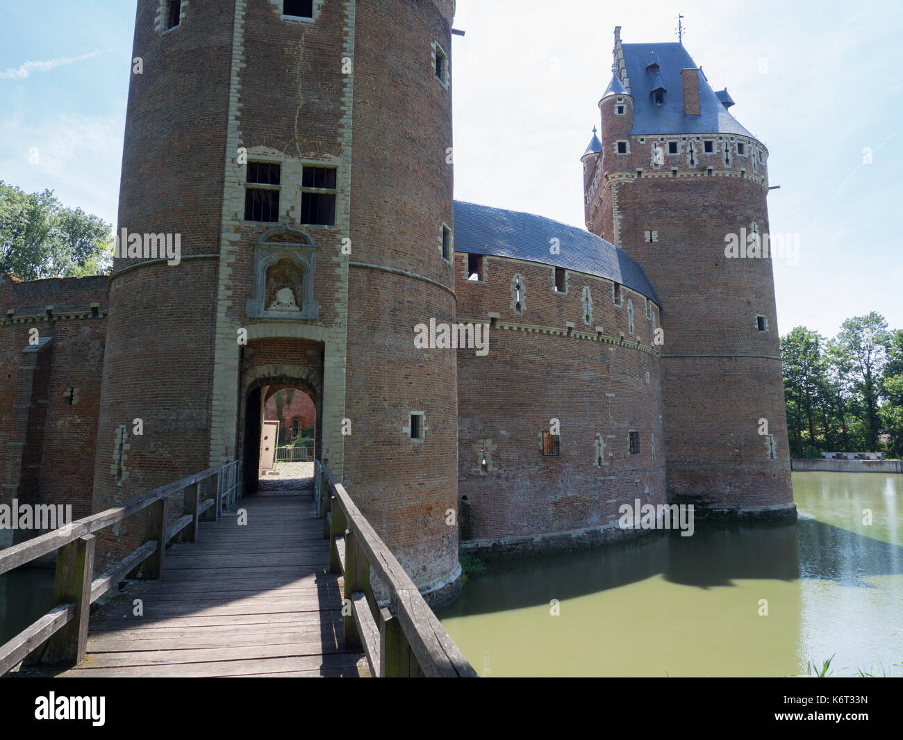 A picture of the bridge and the entrance of the castle of Beersel Stock ...