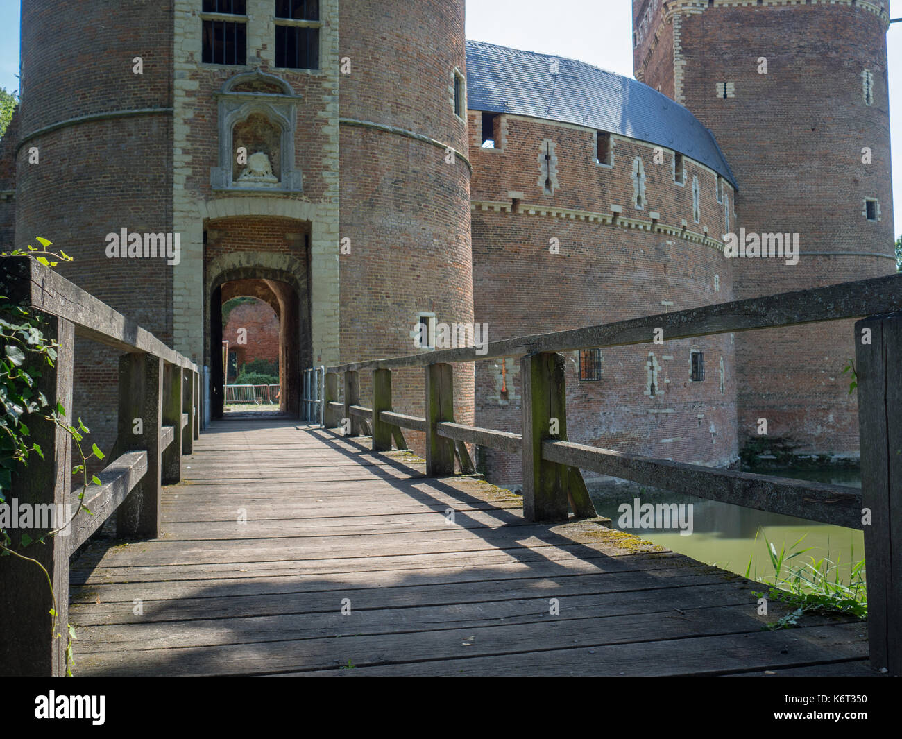 A picture of the bridge and the entrance of the castle of Beersel Stock ...