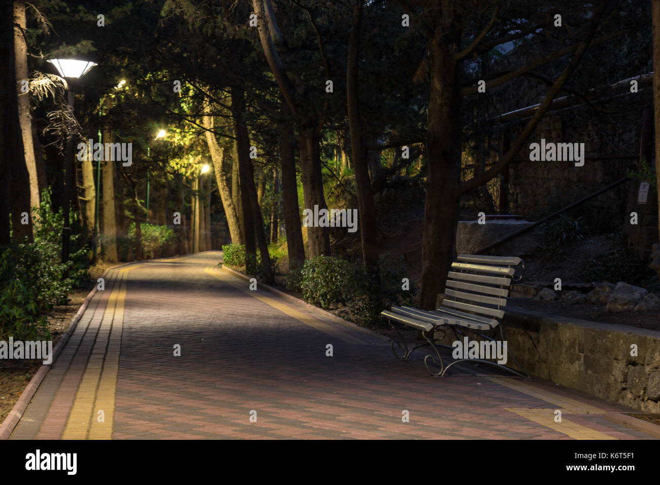 A bench under the street lamp hi-res stock photography and images - Alamy