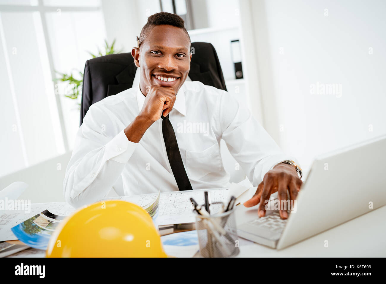 African office hi-res stock photography and images - Alamy