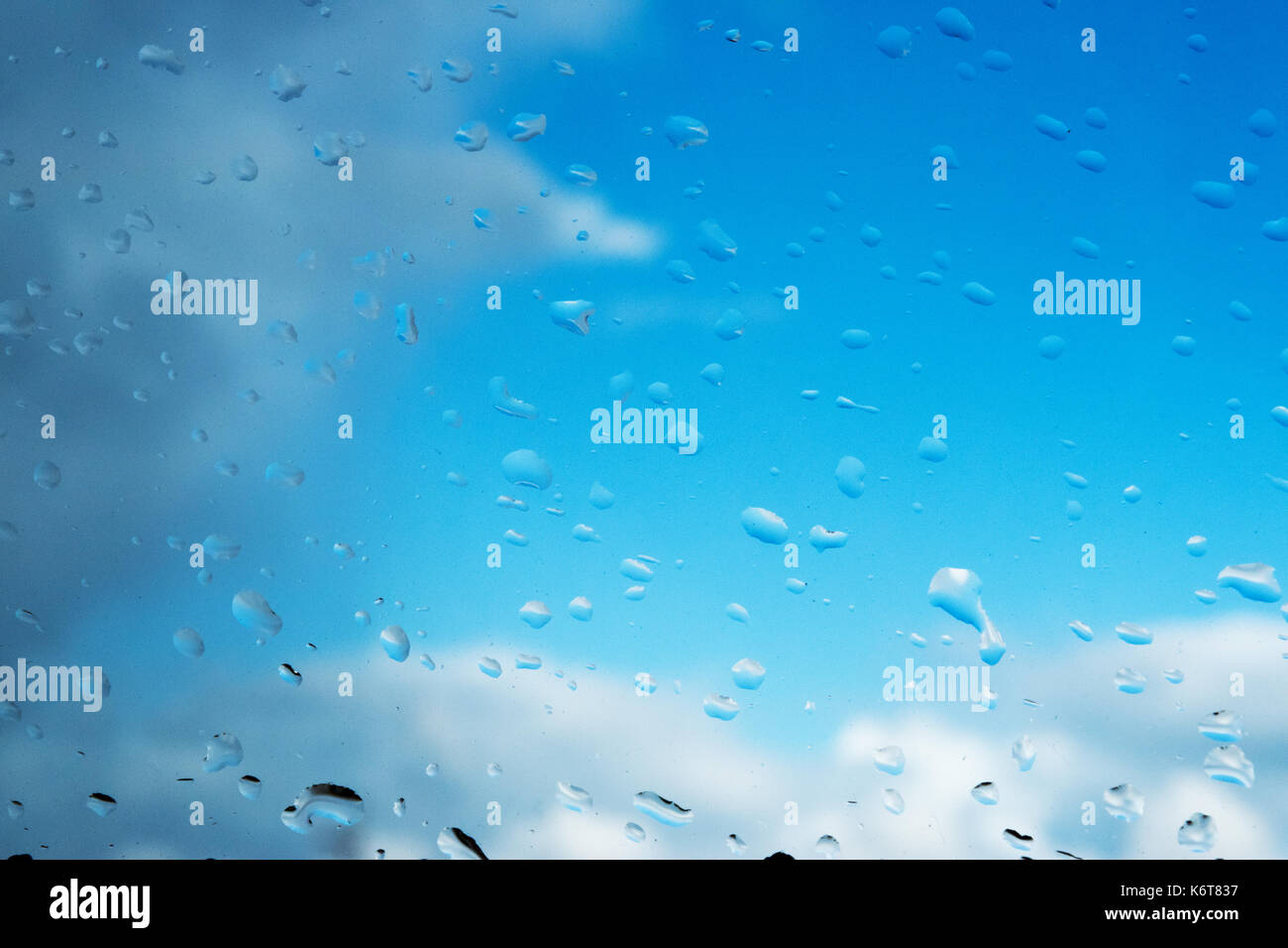 Raindrops on window hi-res stock photography and images - Alamy
