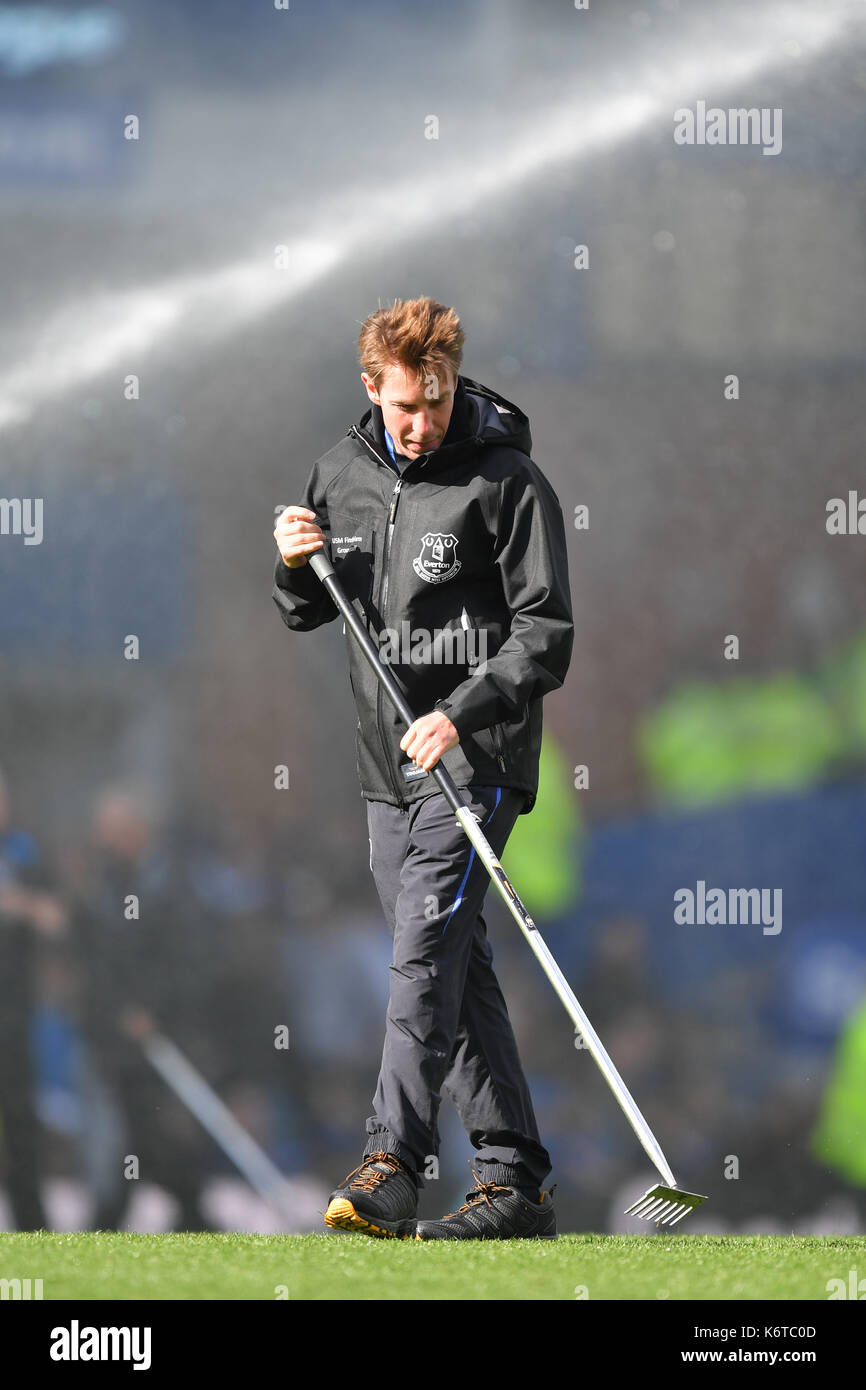 A groundsman tends pitch hi-res stock photography and images - Alamy