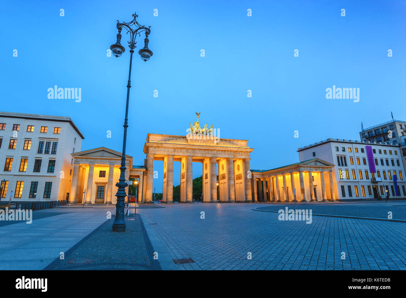 Berlin night city skyline at Brandenburg Gate (Brandenburger Tor ...