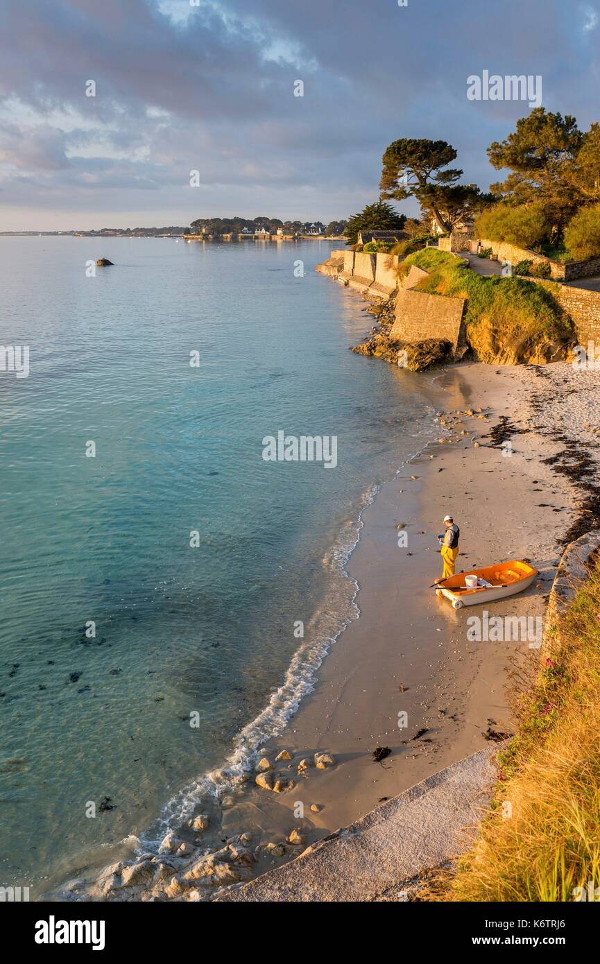 France, Morbihan, Peninsula of Quiberon, St-Pierre-Quiberon, fisherman ...