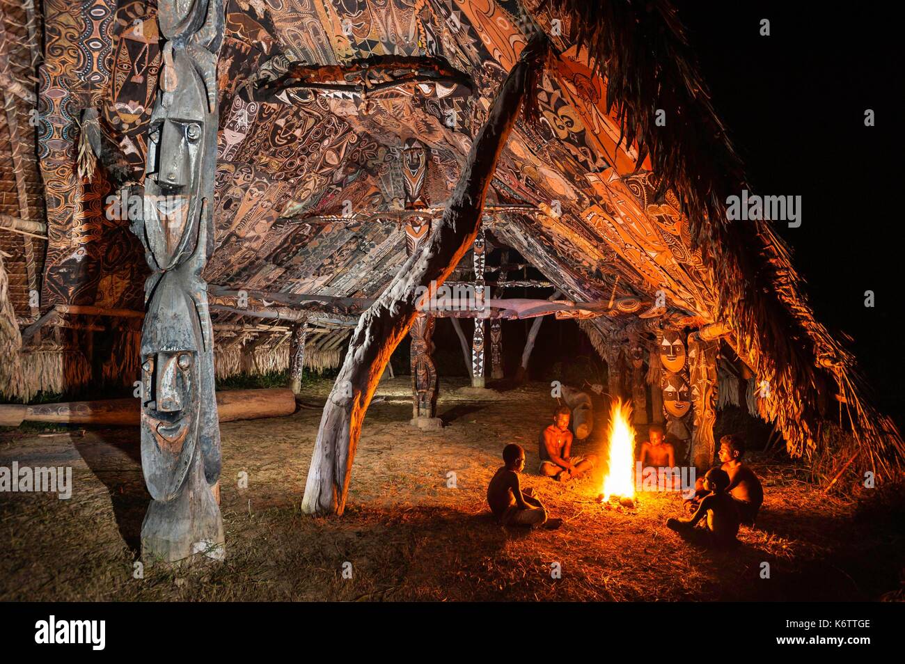 Papua new guinea sepik river house hi-res stock photography and images ...