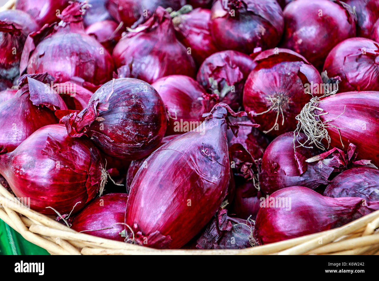 Many red onions hi-res stock photography and images - Alamy
