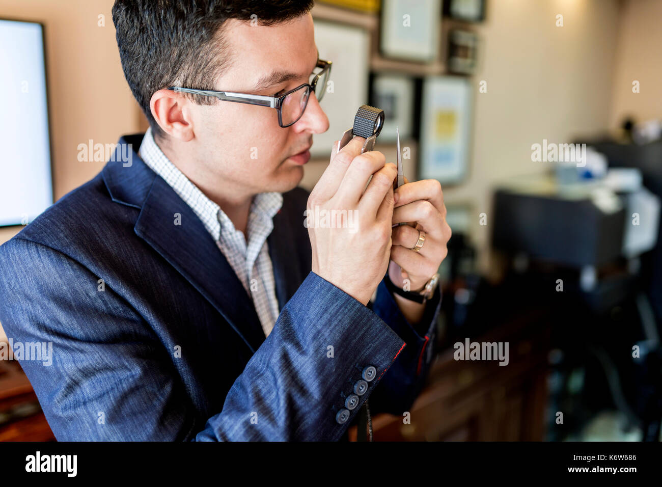 Diamond magnifying glass hi-res stock photography and images - Alamy