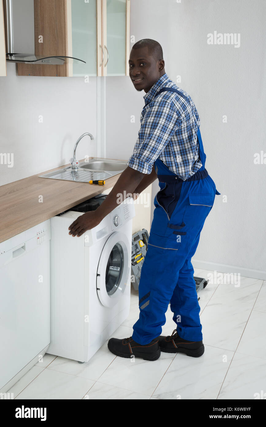 Fix technician hi-res stock photography and images - Alamy