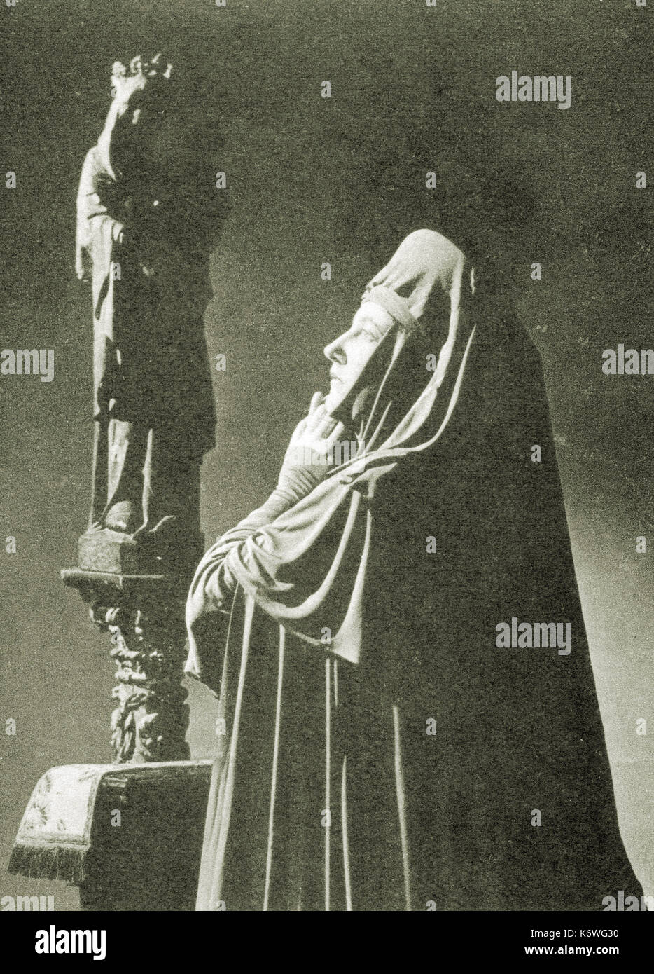 TRAUBEL, Helen as Elizabeth in Richard WAGNER 's opera Tannhauser ...