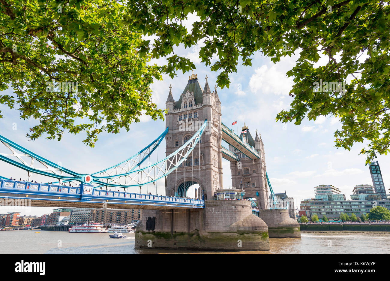 Bridge over thames hi-res stock photography and images - Alamy