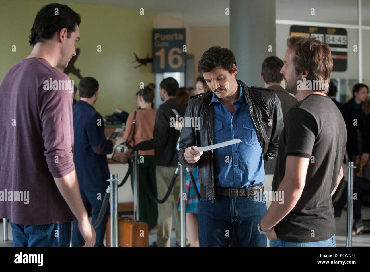 NARCOS, center: Pedro Pascal, right: Michael Stahl-David in 'Going Back ...