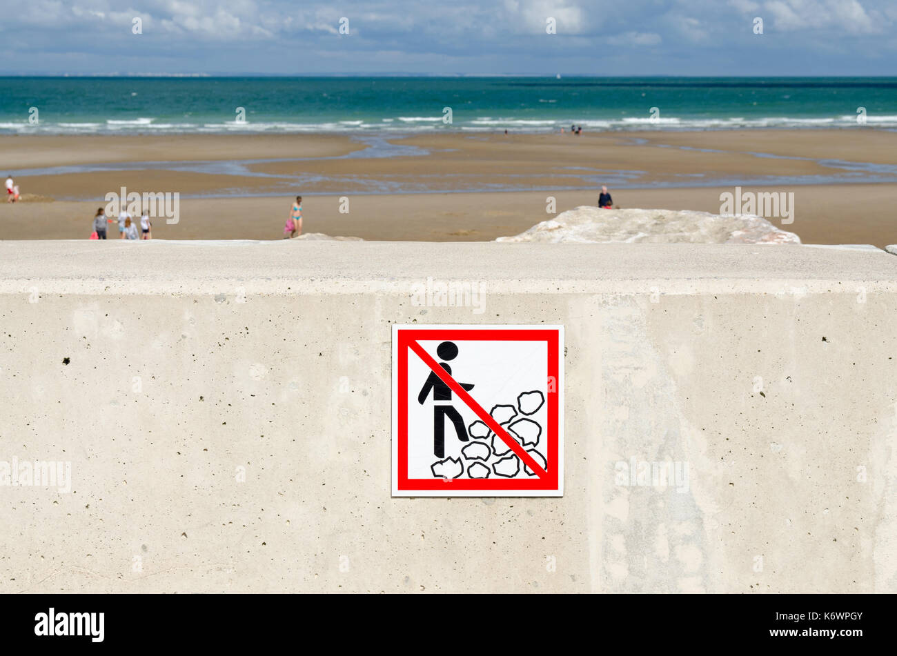 Warning sign loose rocks hi-res stock photography and images - Alamy