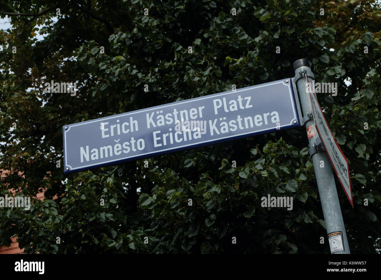 Bilingual street sign hi-res stock photography and images - Alamy