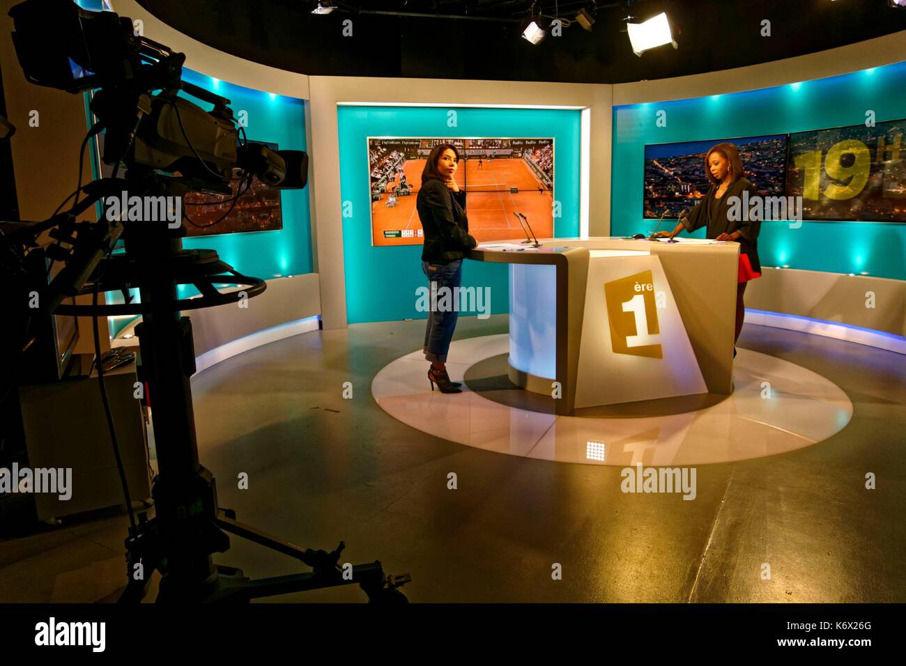Tv anchorwoman french hi-res stock photography and images - Alamy