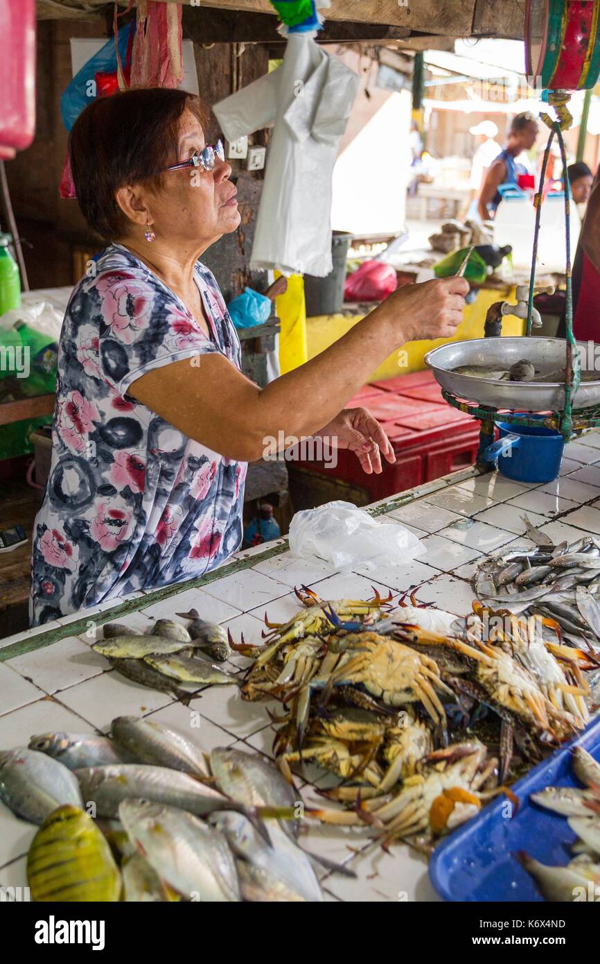Philippines, Palawan, Aborlan, woman selling blue swimmer crab ...